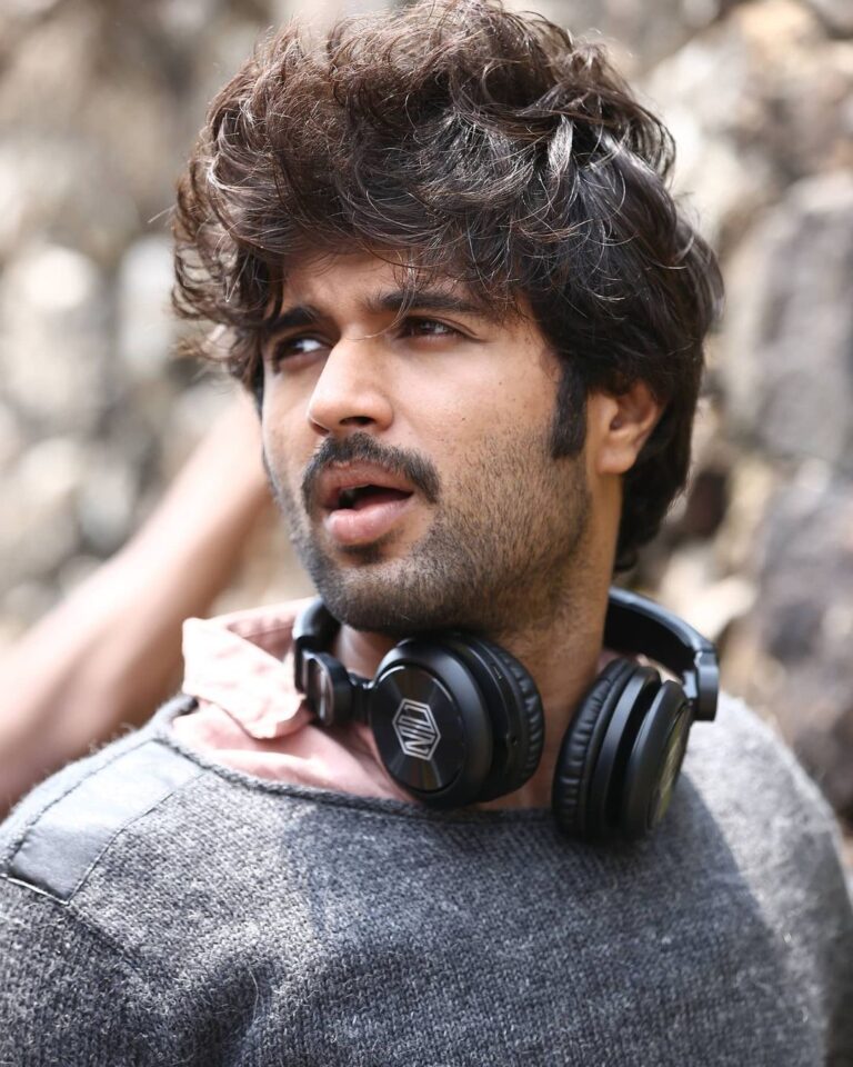 Vijay Deverakonda Age, Height, Girlfriend, Family, Movies, Wiki ...