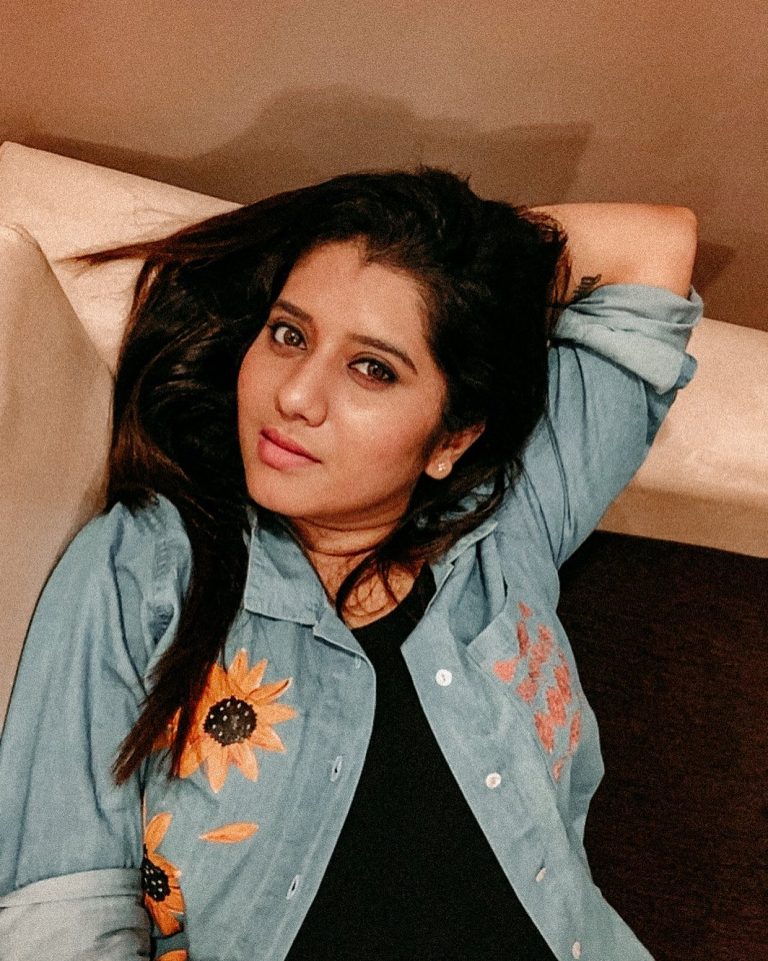 Anchor Priyanka Deshpande (Bigg Boss Tamil 5) Age, Height, Husband ...