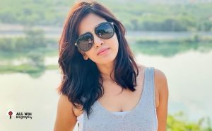 Pavani Reddy (Bigg Boss Tamil 5) Age, Husband, Family, Movies, Photos ...