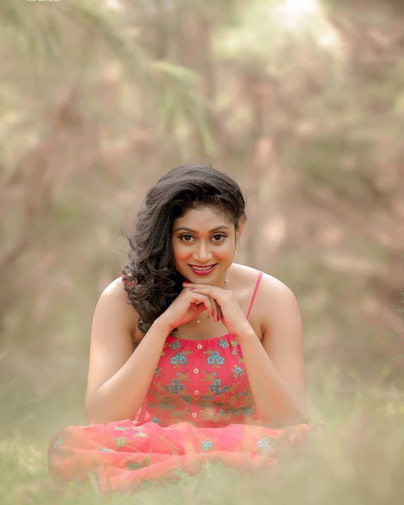 Janaki Sudheer (Bigg Boss Malayalam 4) Age, Husband, Family, Biography ...