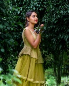 Nisha Ravikrishnan Age, Height, Husband, Family, Serials List ...