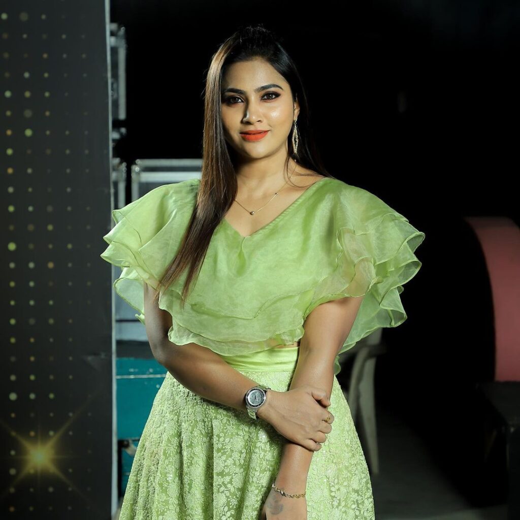 Myna Nandhini (Bigg Boss Tamil 6) Age, Husband, Family, Serials List ...