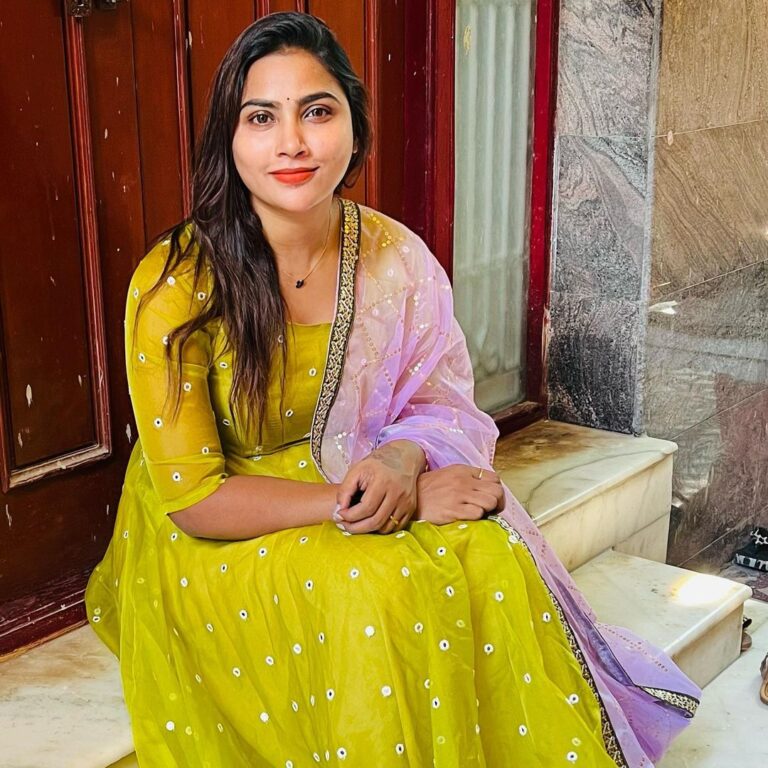 Myna Nandhini (Bigg Boss Tamil 6) Age, Husband, Family, Serials List ...