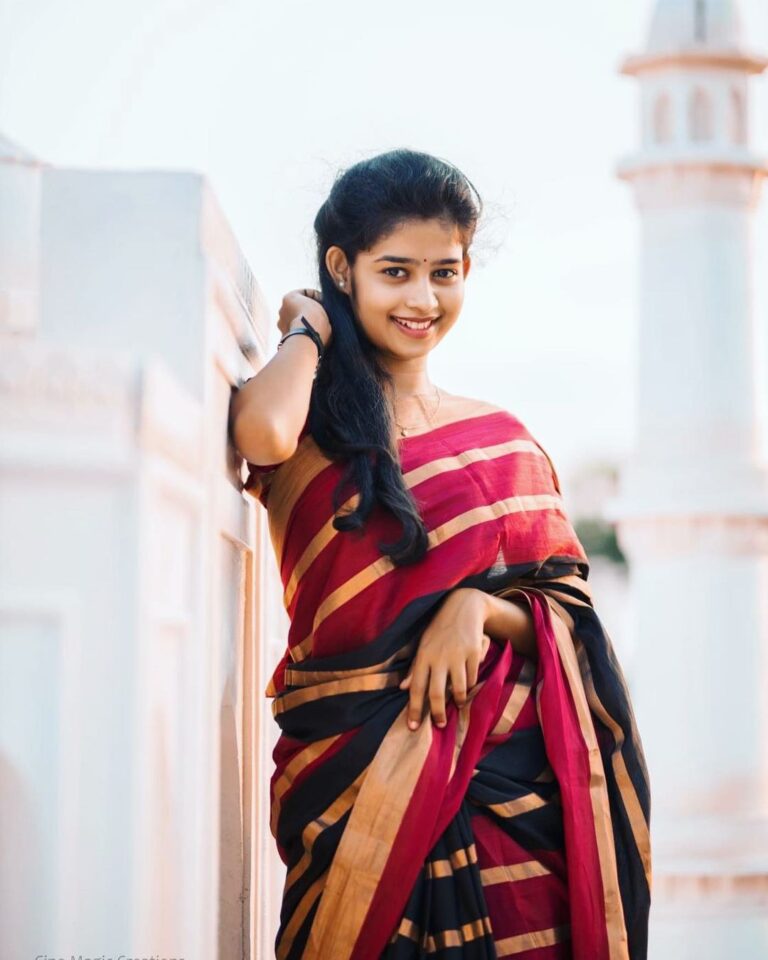 Janany Kunaseelan (Bigg Boss Tamil 6) Biography, Age, Husband, Family ...