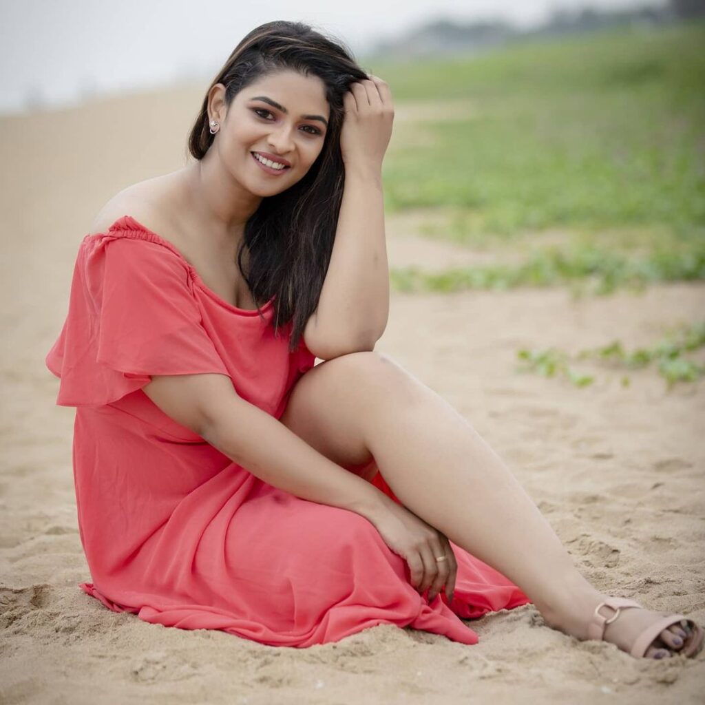VJ Maheshwari (Bigg Boss Tamil 6) Age, Husband, Family, Serials ...