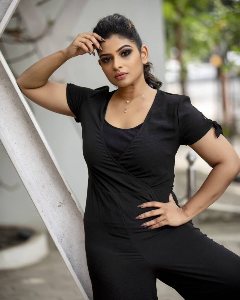 VJ Maheshwari (Bigg Boss Tamil 6) Age, Husband, Family, Serials ...