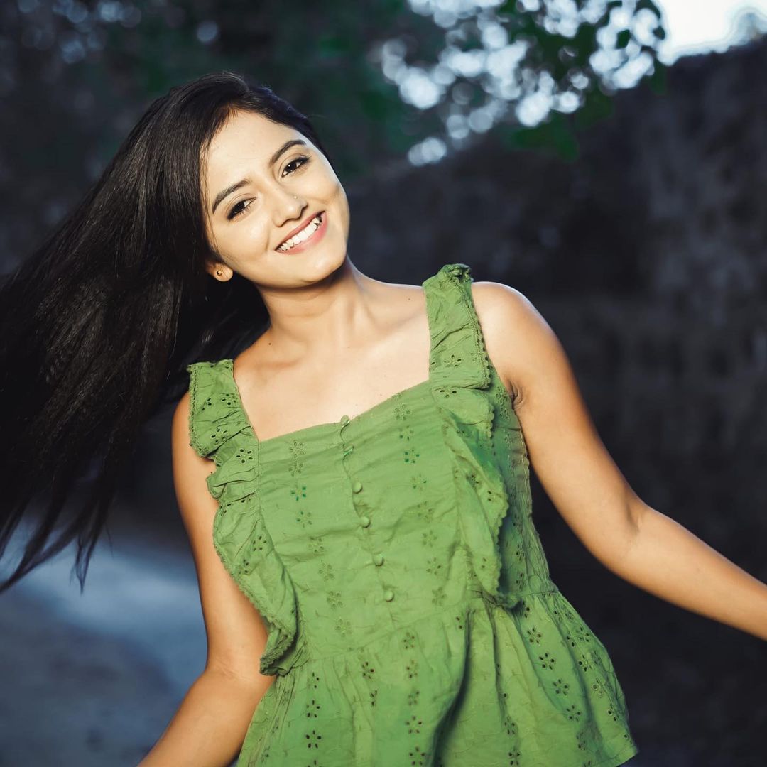 Darshini Gowda Wiki, Biography, Age, Husband, Family, Serials List & More