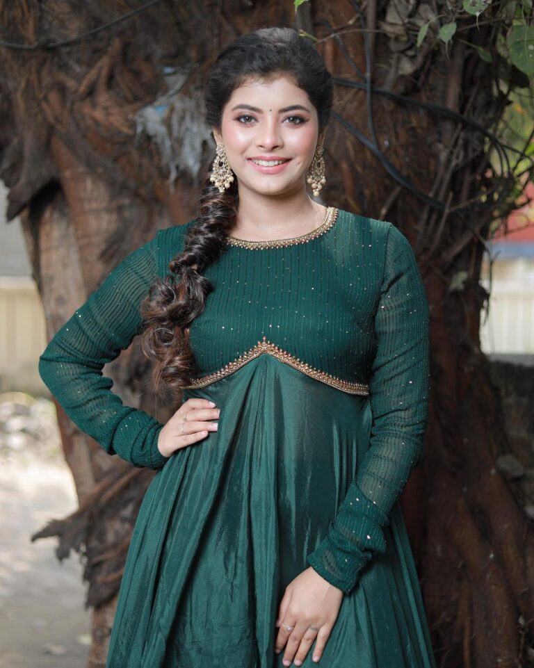 Sandhya Ramachandran Age, Family, Husband, Serials, Biography, Wiki ...