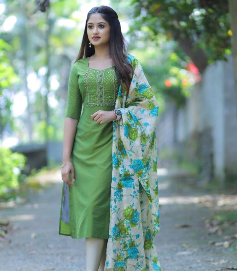 Swathy Nithyanand Biography, Age, Wedding, Husband, Family, Serials ...